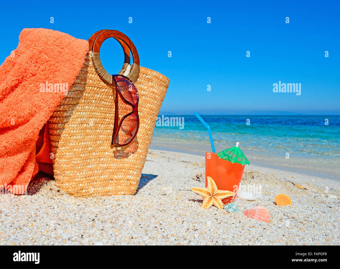 Strohsack und Sonnenbrillen in den Sand in einem sardischen Strand ...