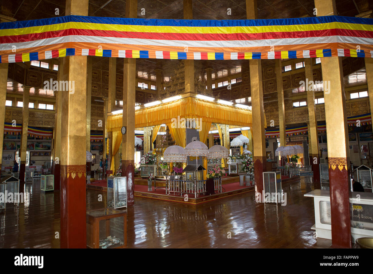Der Altar in der Shwe Indein Pagode am Inle-See in Myanmar (Burma). Die ...