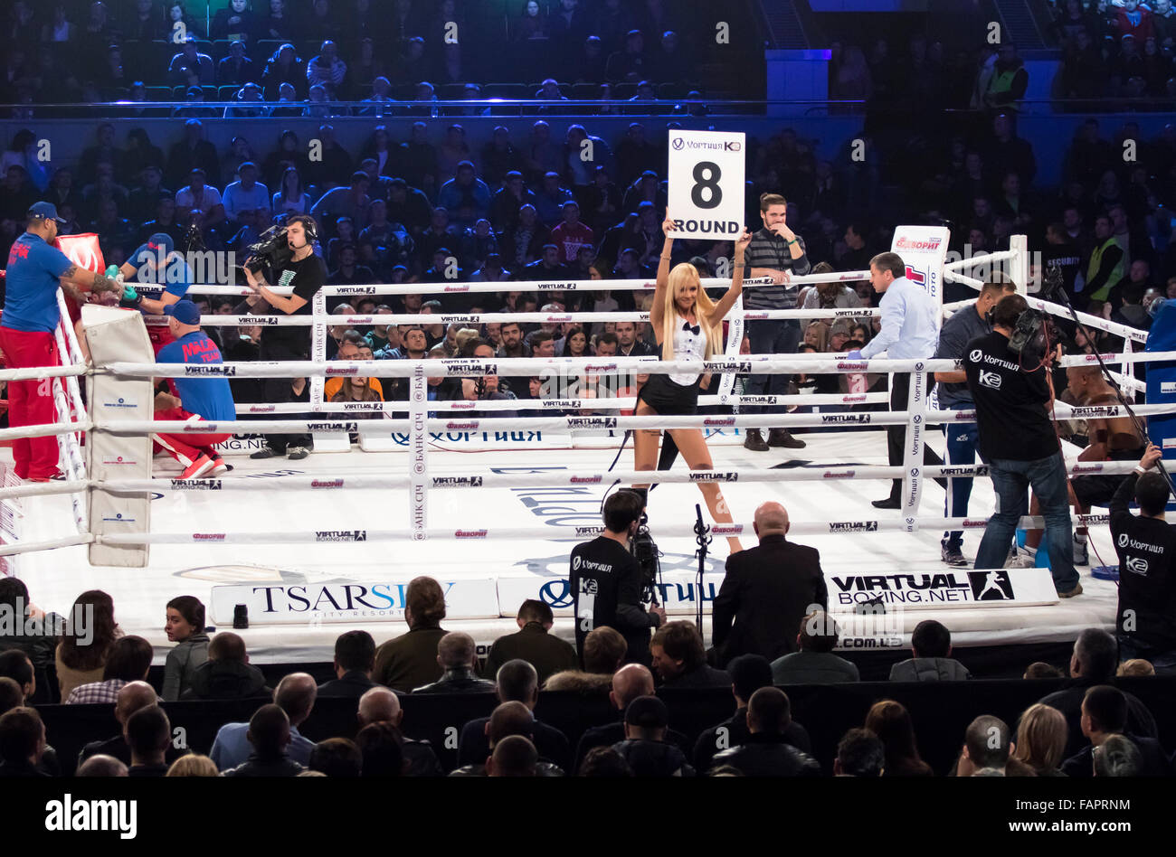 Boxing ring girl round -Fotos und -Bildmaterial in hoher Auflösung – Alamy