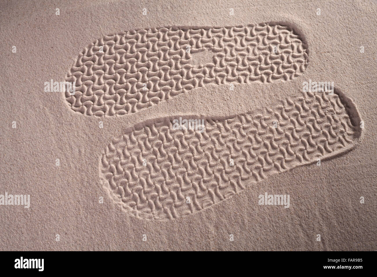Trainer footprint in sand -Fotos und -Bildmaterial in hoher Auflösung ...