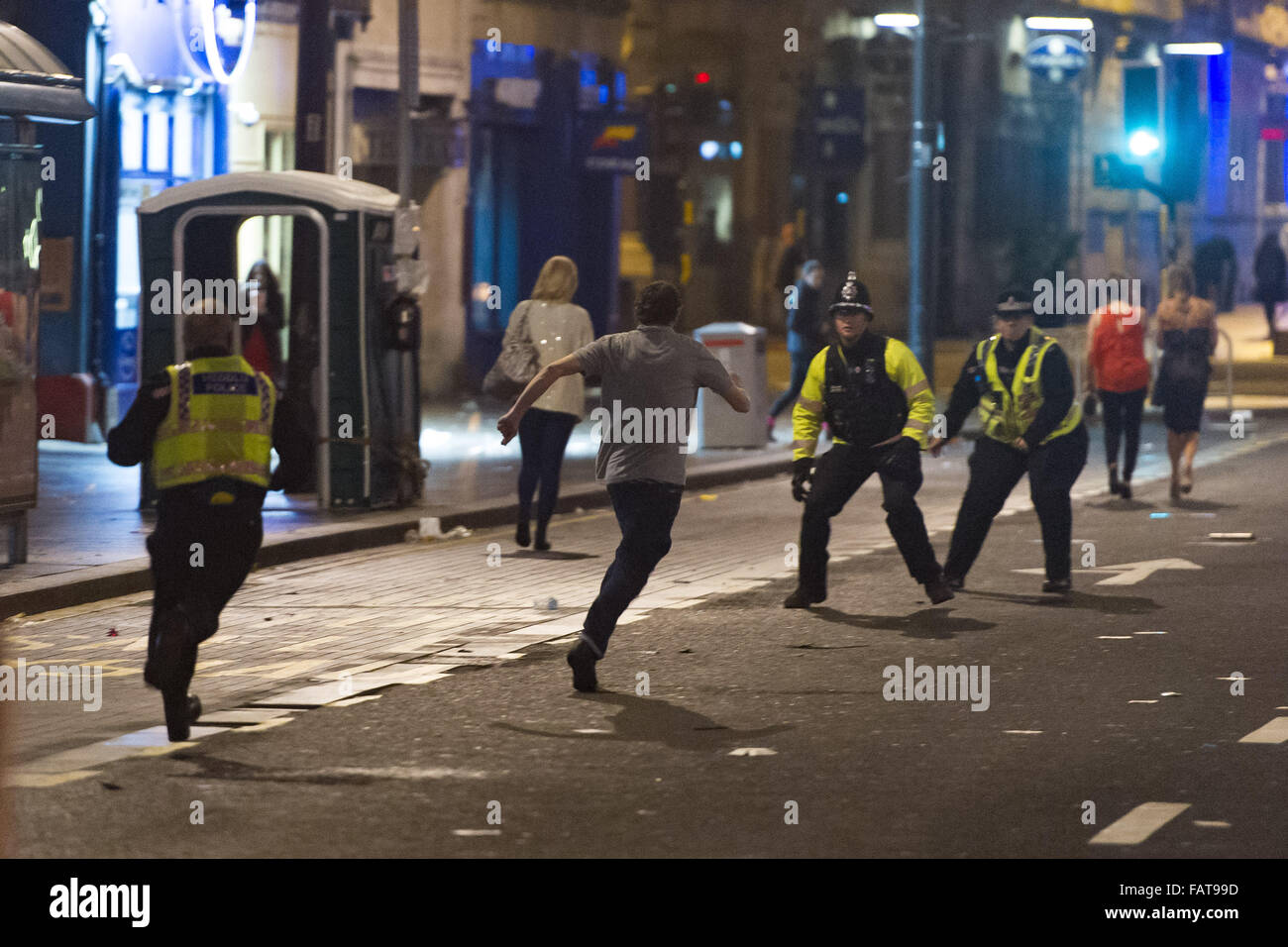 Handschellen anlegen -Fotos und -Bildmaterial in hoher Auflösung – Alamy