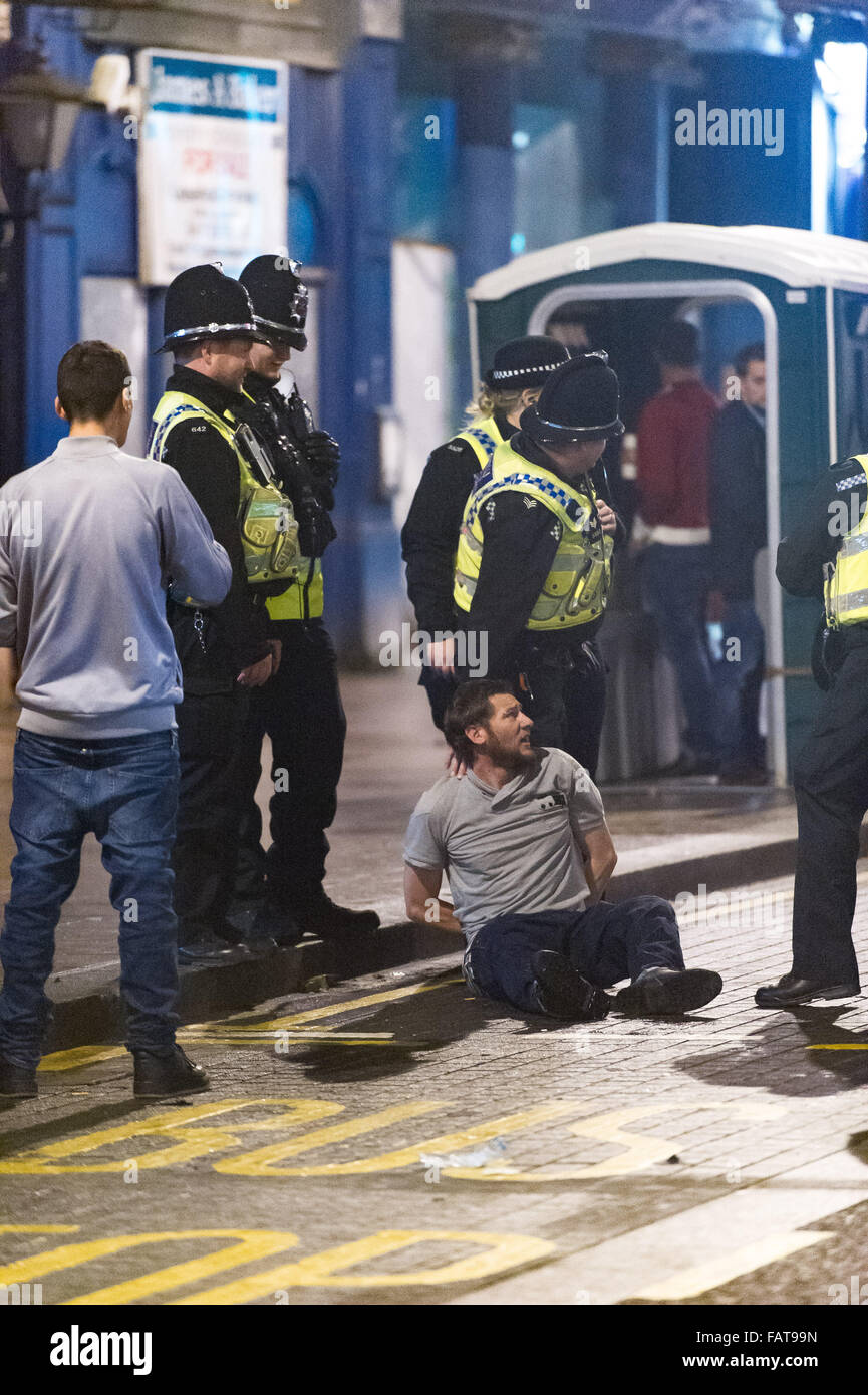 Handcuffs put in -Fotos und -Bildmaterial in hoher Auflösung – Alamy