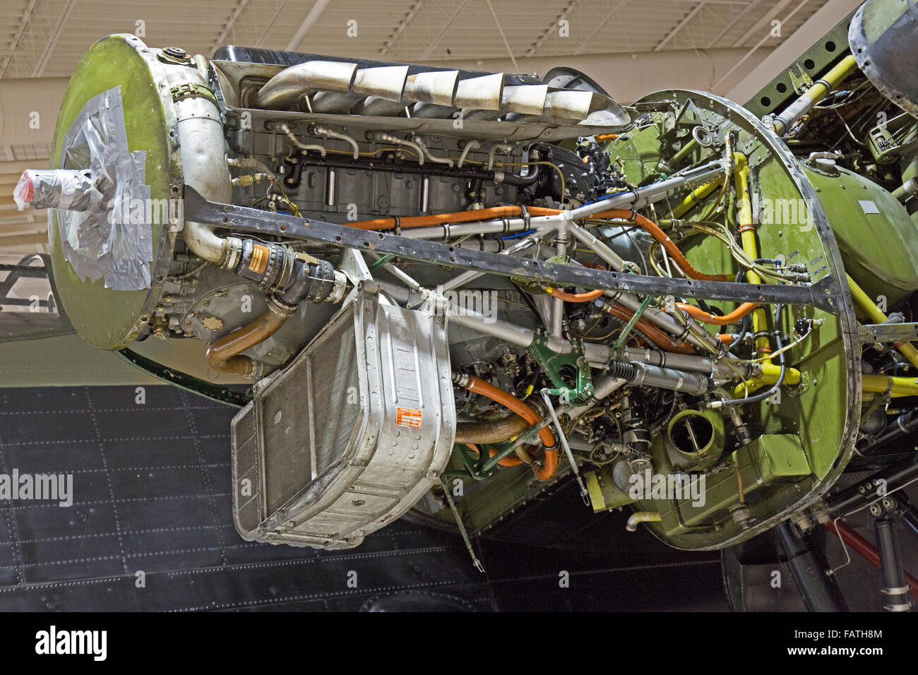 Ein Rolls-Royce Merlin-Motor auf eine Avro Lancaster Bomber in die ...