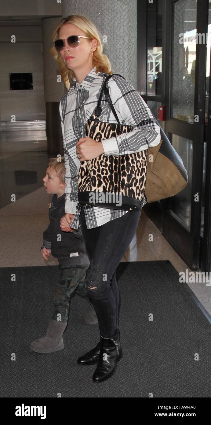 January Jones kommt am Los Angeles International Airport mit ihrem Sohn ...