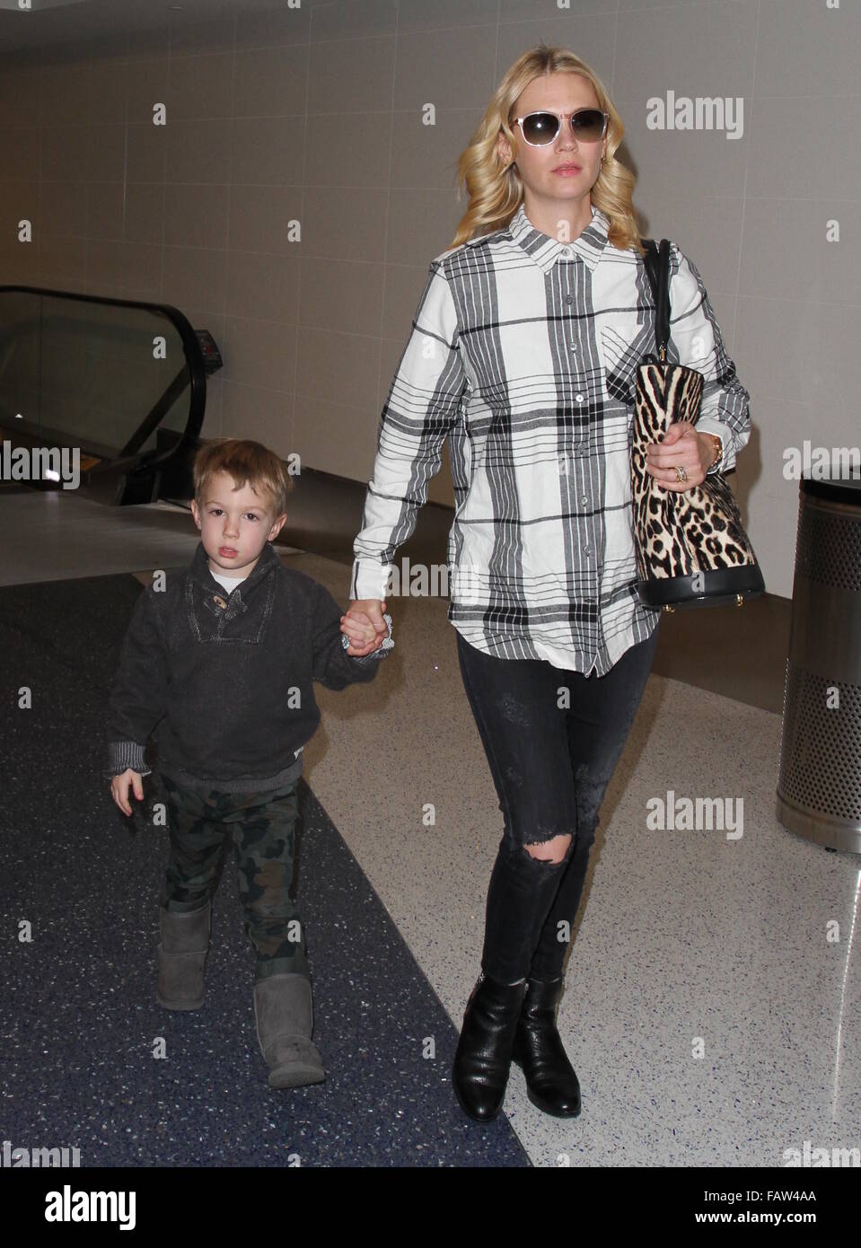 January Jones kommt am Los Angeles International Airport mit ihrem Sohn ...