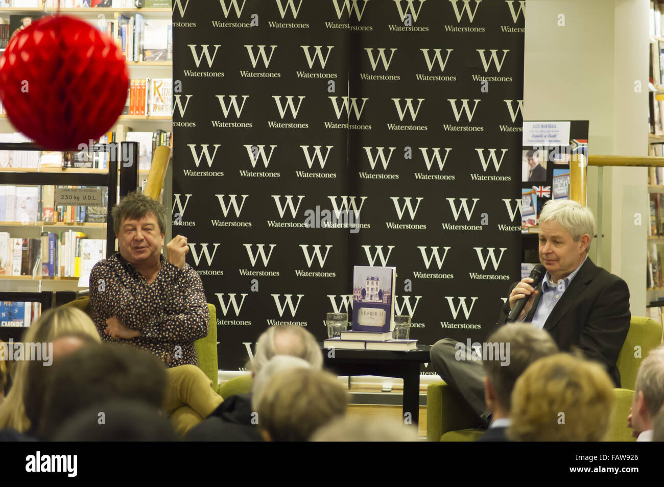 Ein Abend mit Schriftsteller Jonathan Coe und Radiomoderator Stuart ...