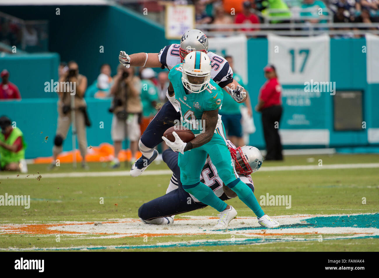 3. Januar 2016: Jarvis Landry #14 von Miami ist von Rob Ninkovich #50 ...