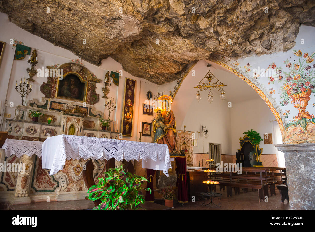 Chiesa madonna della rocca -Fotos und -Bildmaterial in hoher Auflösung ...