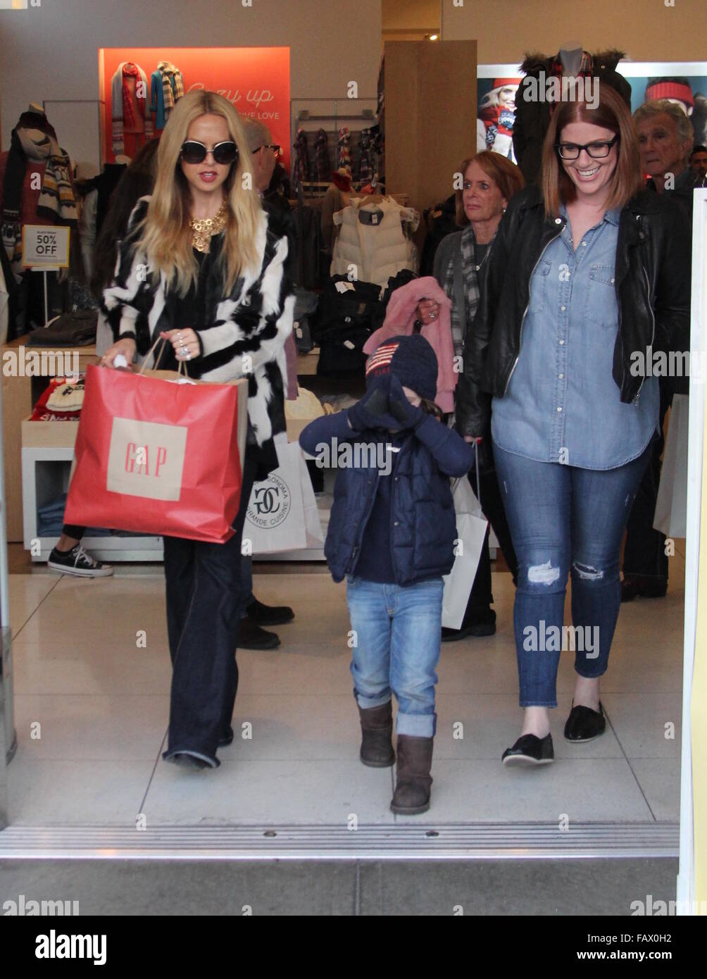 Rachel Zoe nimmt ihres Sohnes Skyler Einkaufen bei Gap und eine ...