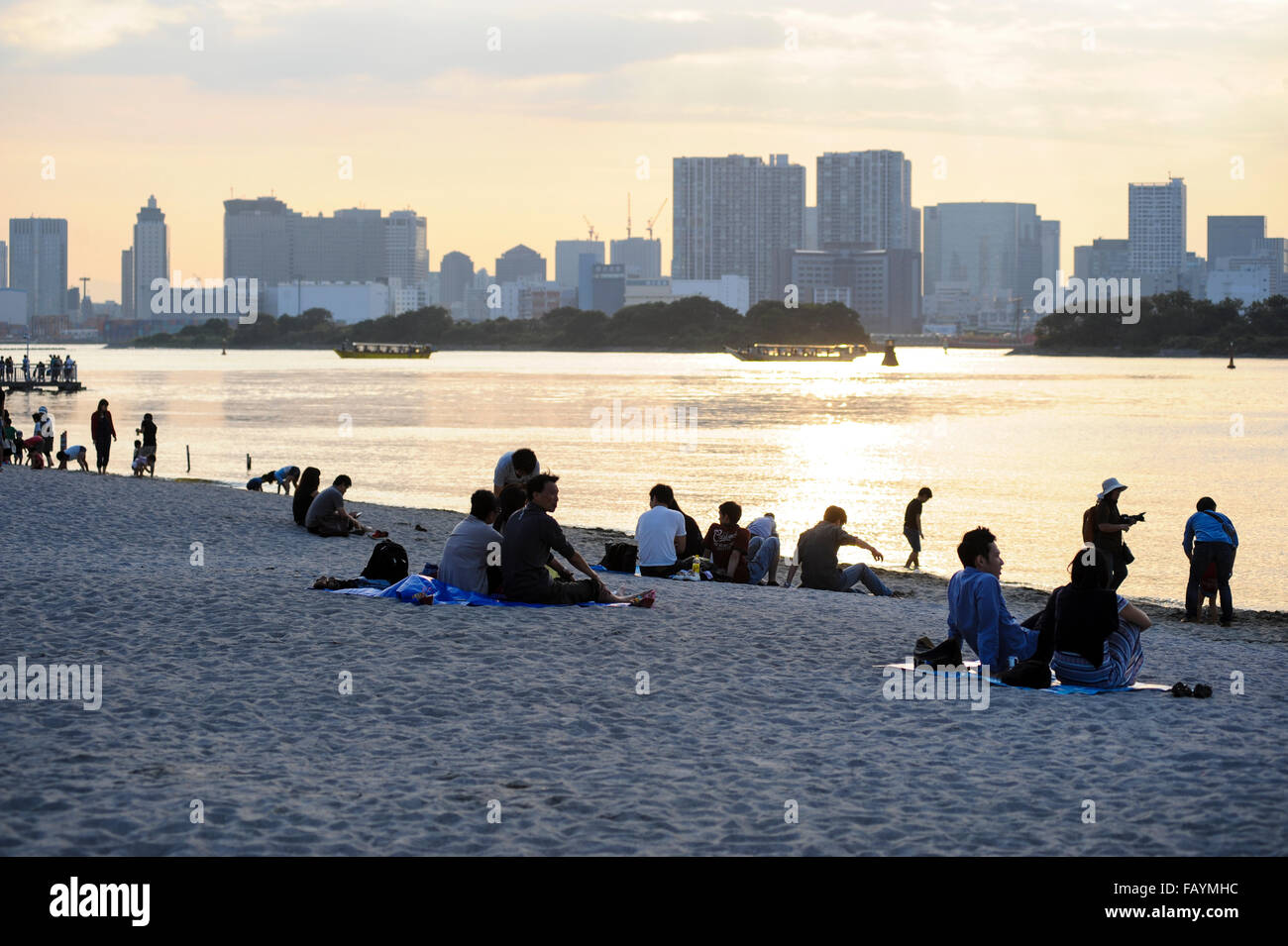 Japanisch auf Odaiba Sonnenbaden am Strand Tokio Japan Stockfotografie ...