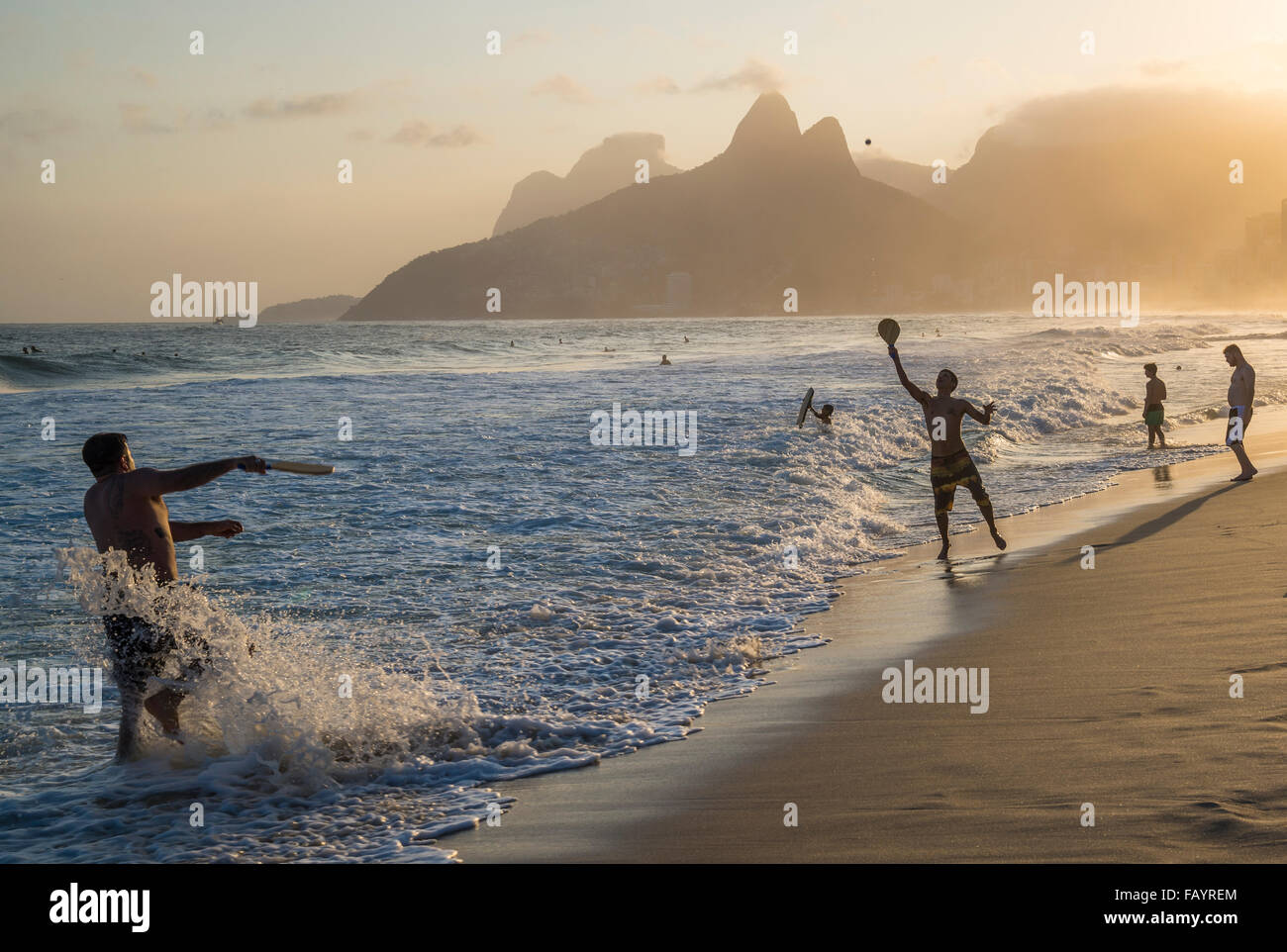 Strand menschen -Fotos und -Bildmaterial in hoher Auflösung – Alamy