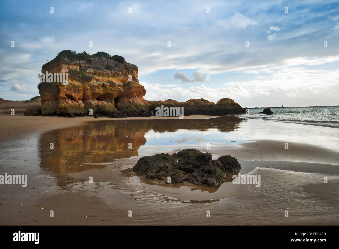 Sandstein-Felsformation am Strand von Ferragudo in Weatern Algarve ...