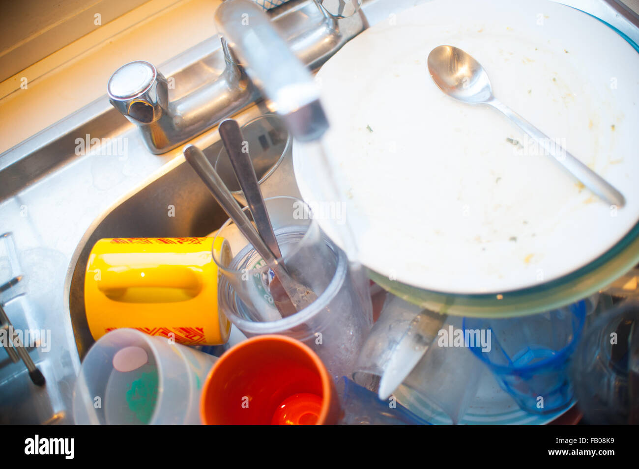 Dreckige tassen spüle -Fotos und -Bildmaterial in hoher Auflösung – Alamy