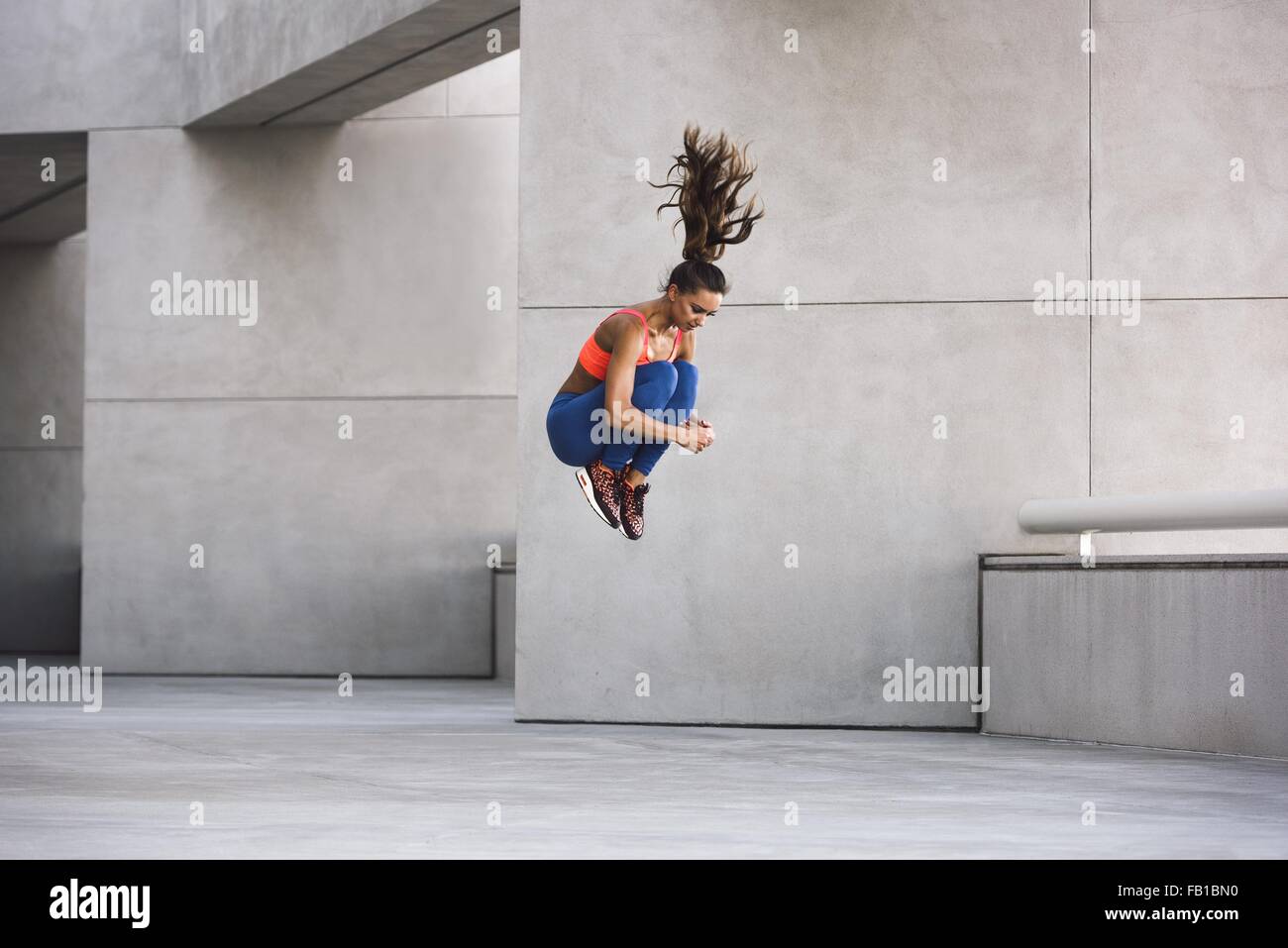 Frau In Der Luft Stockfotos und -bilder Kaufen - Alamy