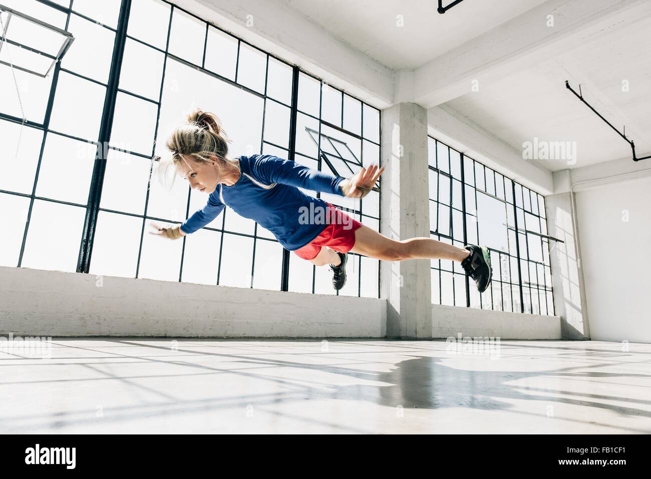 Frau In Der Luft Stockfotos und -bilder Kaufen - Alamy