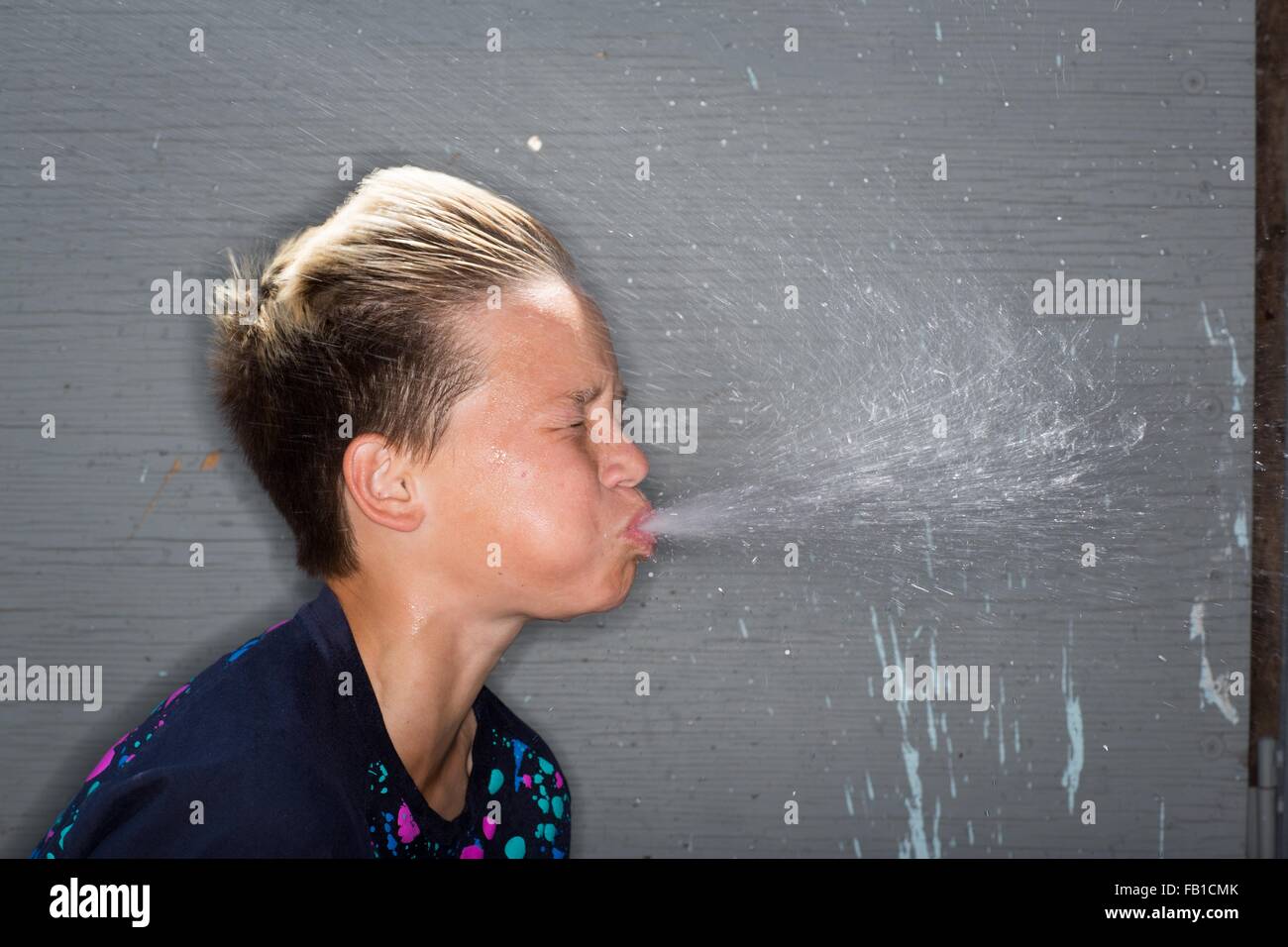 Spuckendes kind -Fotos und -Bildmaterial in hoher Auflösung – Alamy