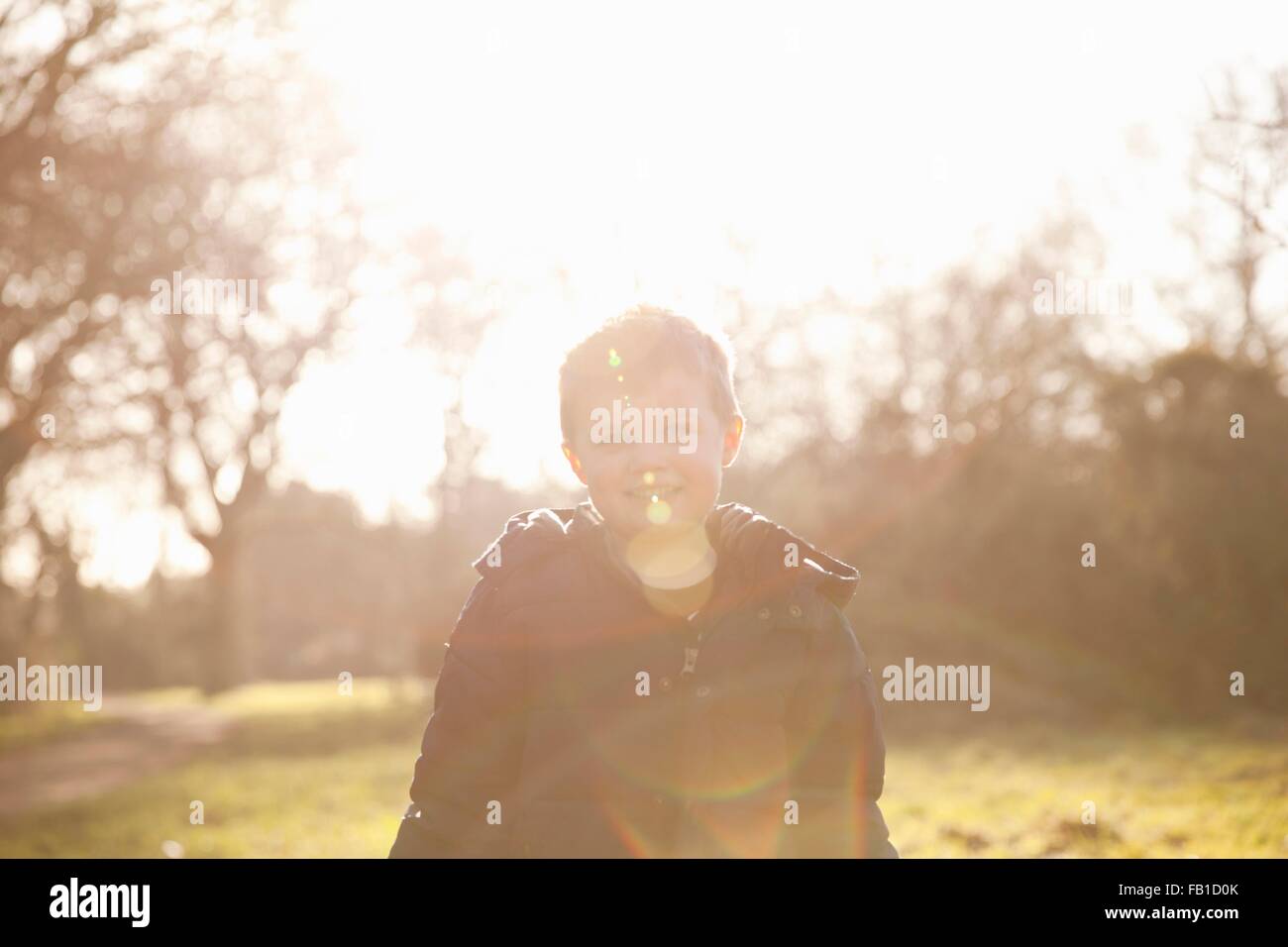 Junge stehend -Fotos und -Bildmaterial in hoher Auflösung – Alamy