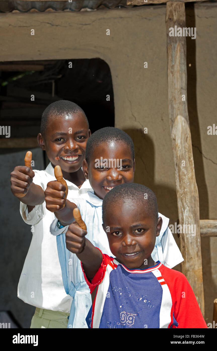 Gruppe von glücklich aussehende Kinder mit ihren Daumen nach oben ...
