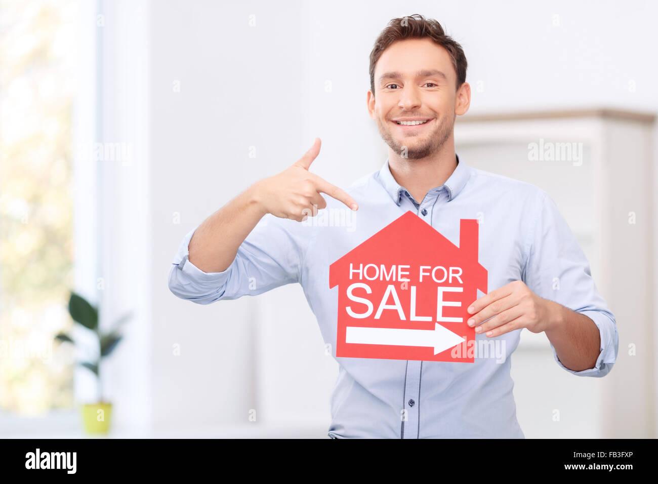 Immobilienmakler halten -Fotos und -Bildmaterial in hoher Auflösung – Alamy