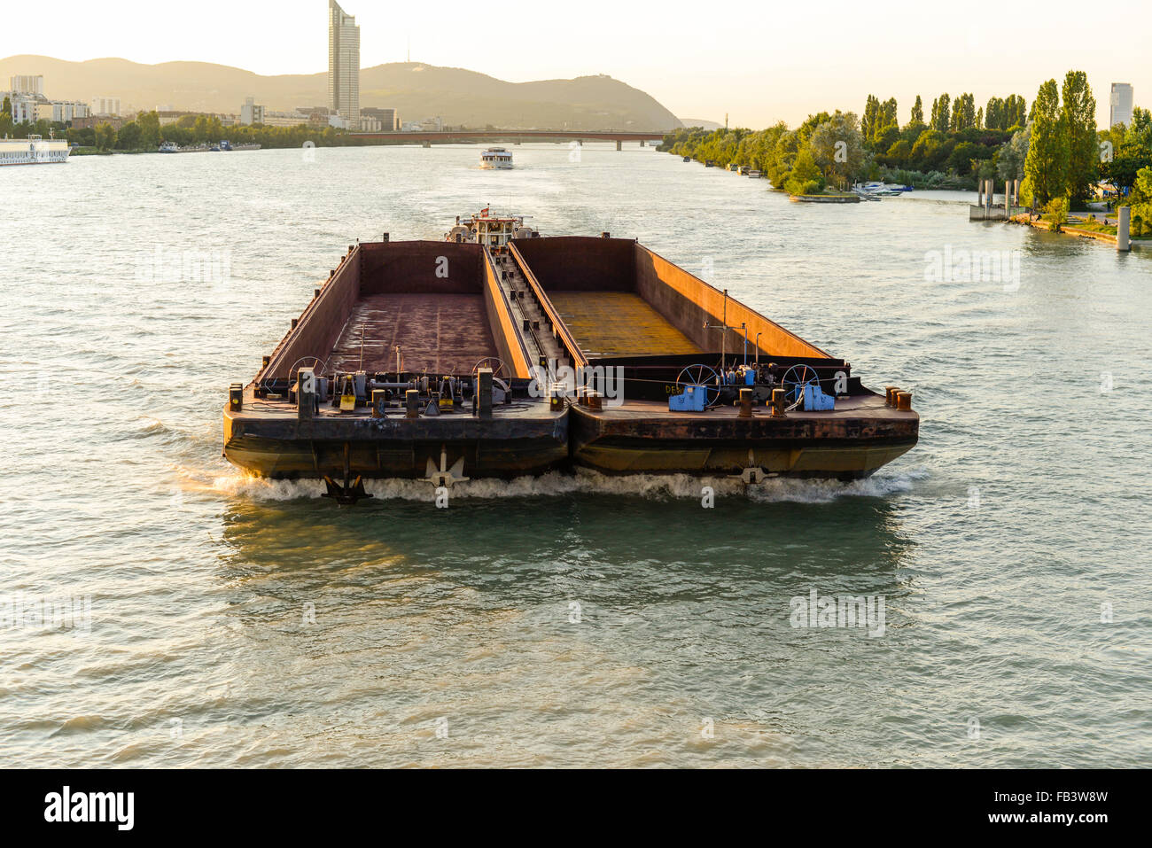 Ship donau on danube donau -Fotos und -Bildmaterial in hoher Auflösung ...