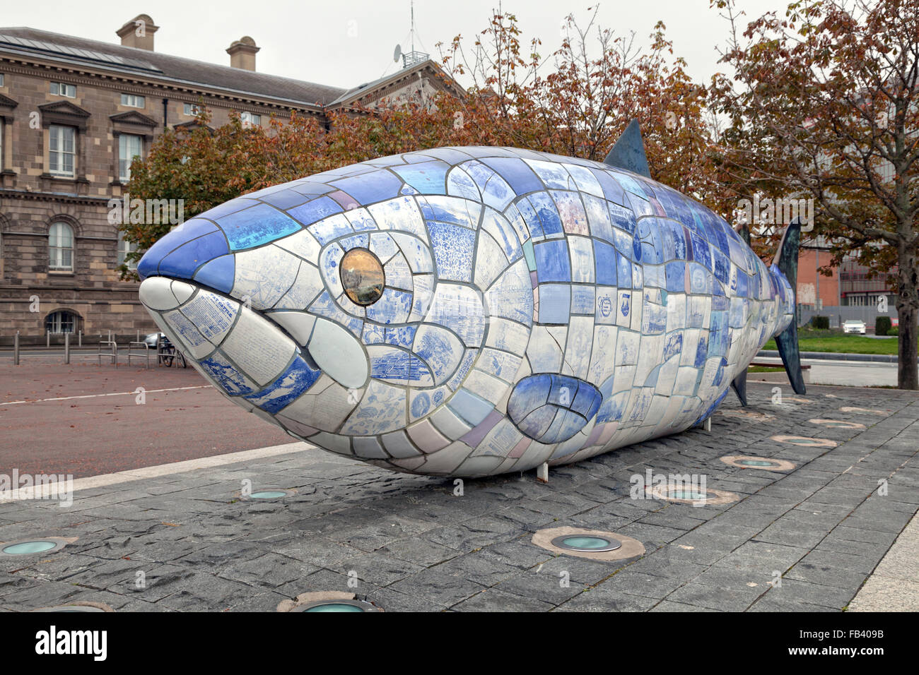 Big fish fish sculpture belfast -Fotos und -Bildmaterial in hoher ...