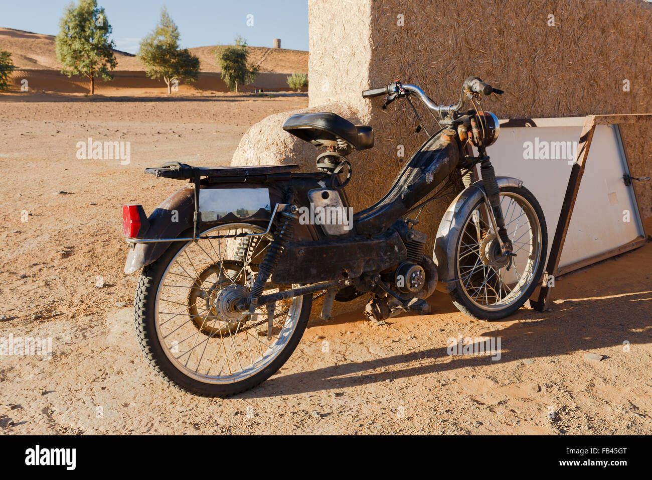 Vintage moped -Fotos und -Bildmaterial in hoher Auflösung – Alamy
