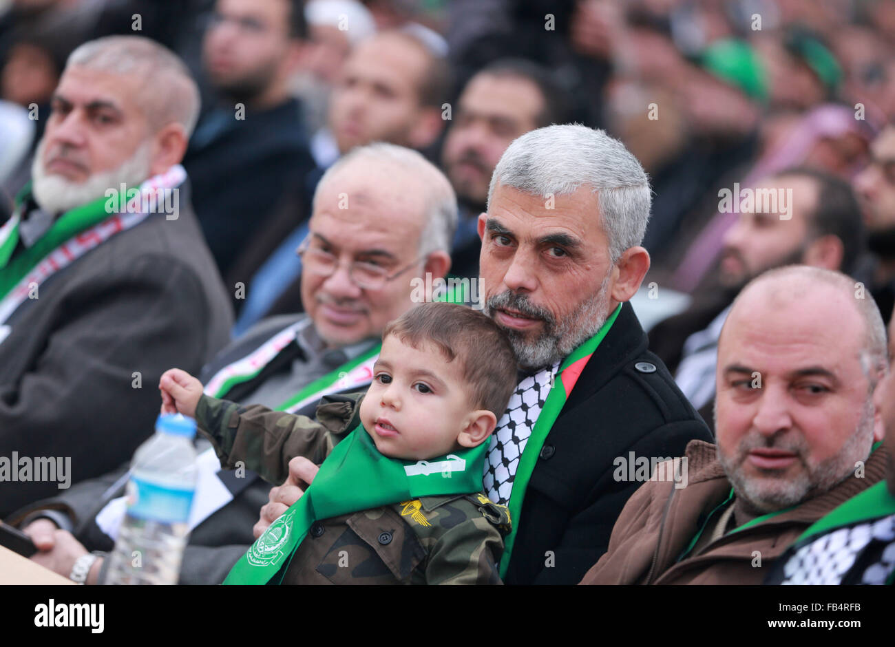 Palästina. 9. Januar 2016. Hamas-Führer Yahya Sinwar mit seinem Sohn ...