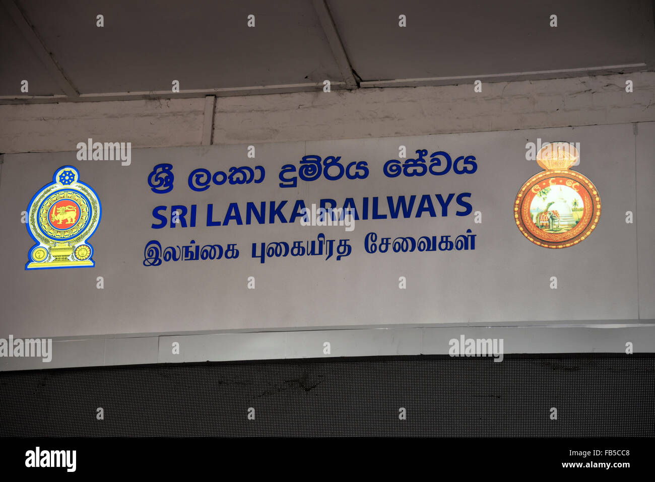 Logo von Sri Lanka (links) und Sri Lanka Railways, am Bahnhof von ...