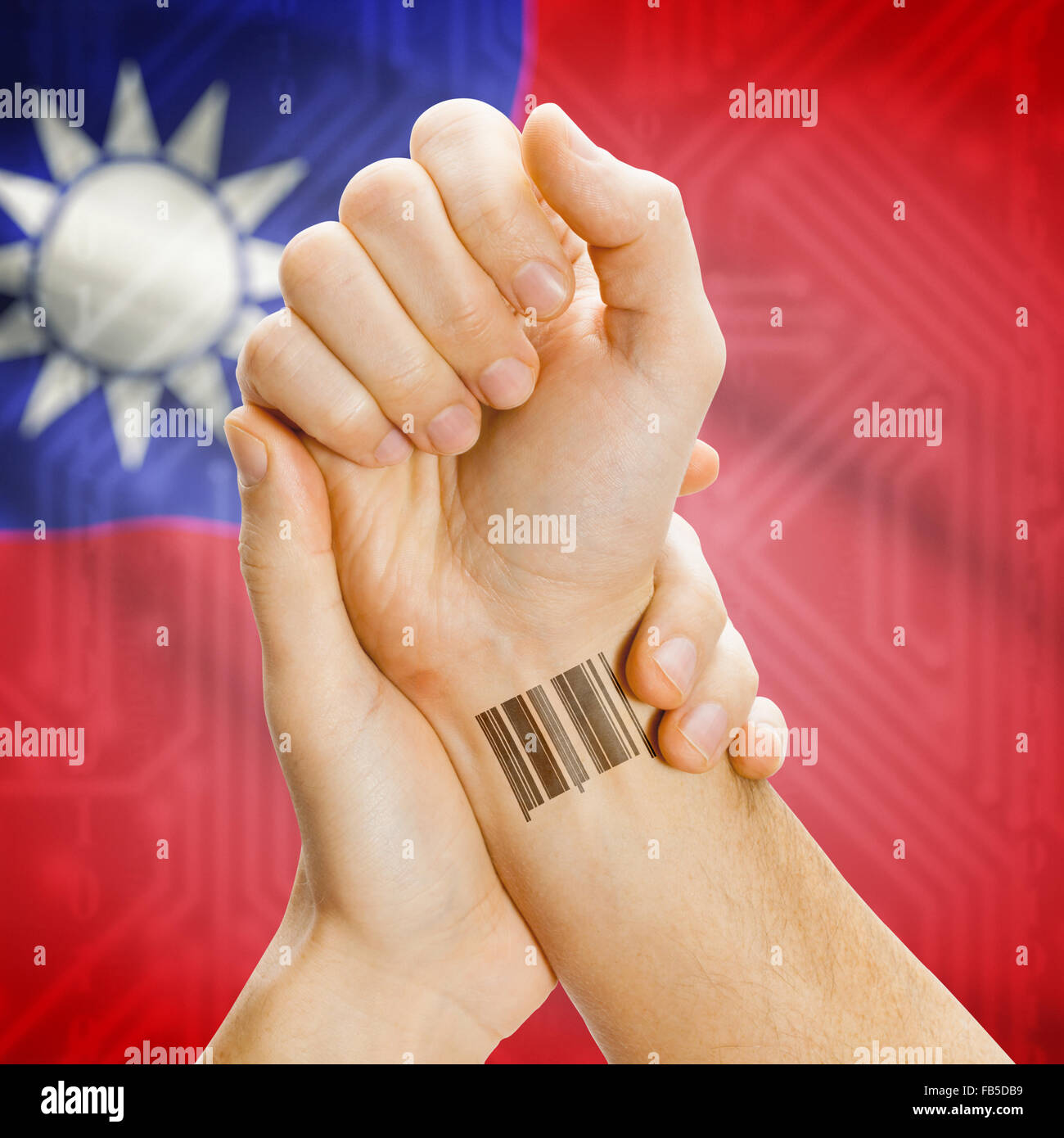 Barcode-ID-Nummer am Handgelenk einer menschlichen und nationale Flagge ...
