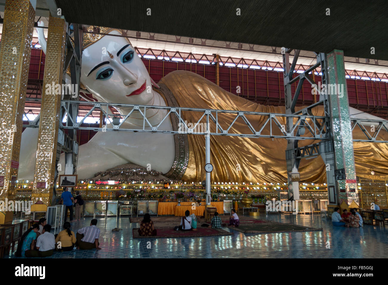 65m langen liegenden Buddha-Statue bei Chauk Htat Gyi Pagode, Yangon ...