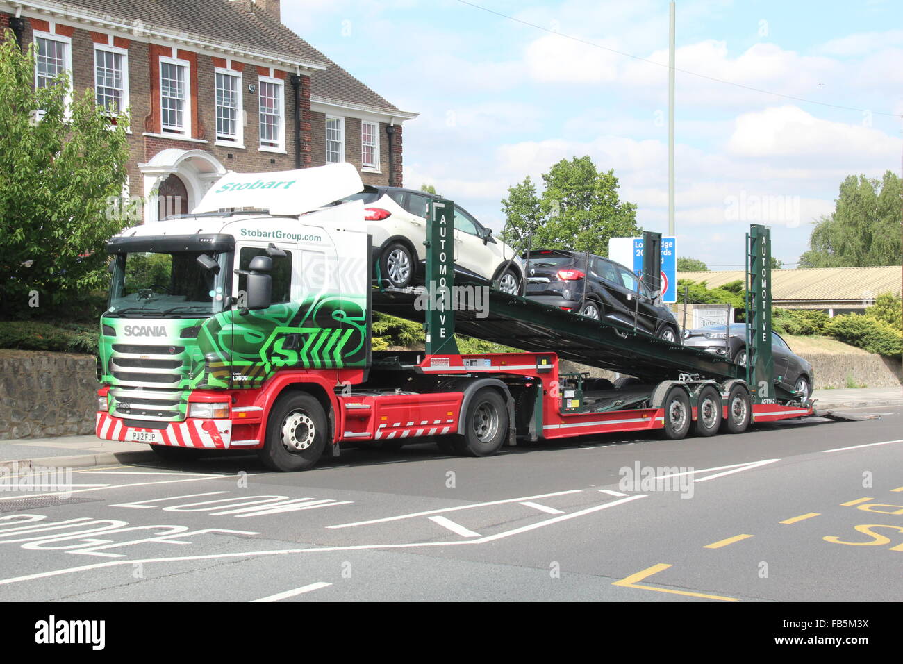 EIN LKW VON EDDIE STOBART MIT EINEM AUTO-TRANSPORTER-ANHÄNGER GEPARKT ...