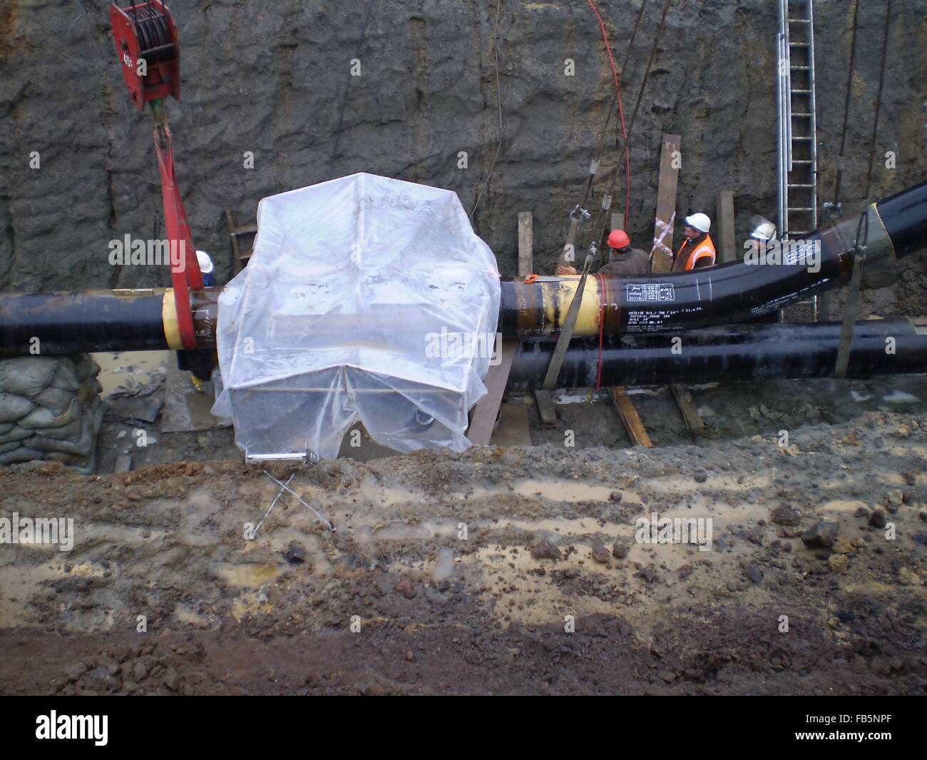 Verlegung der Gasleitung in einen Graben. Installation funktioniert ...