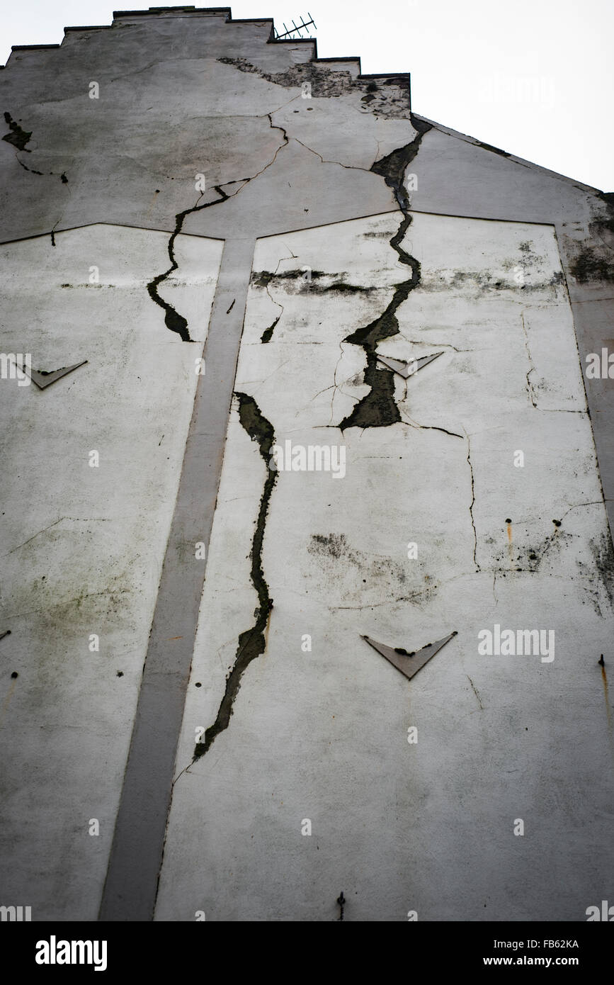 Riss in einer wand -Fotos und -Bildmaterial in hoher Auflösung - Seite ...