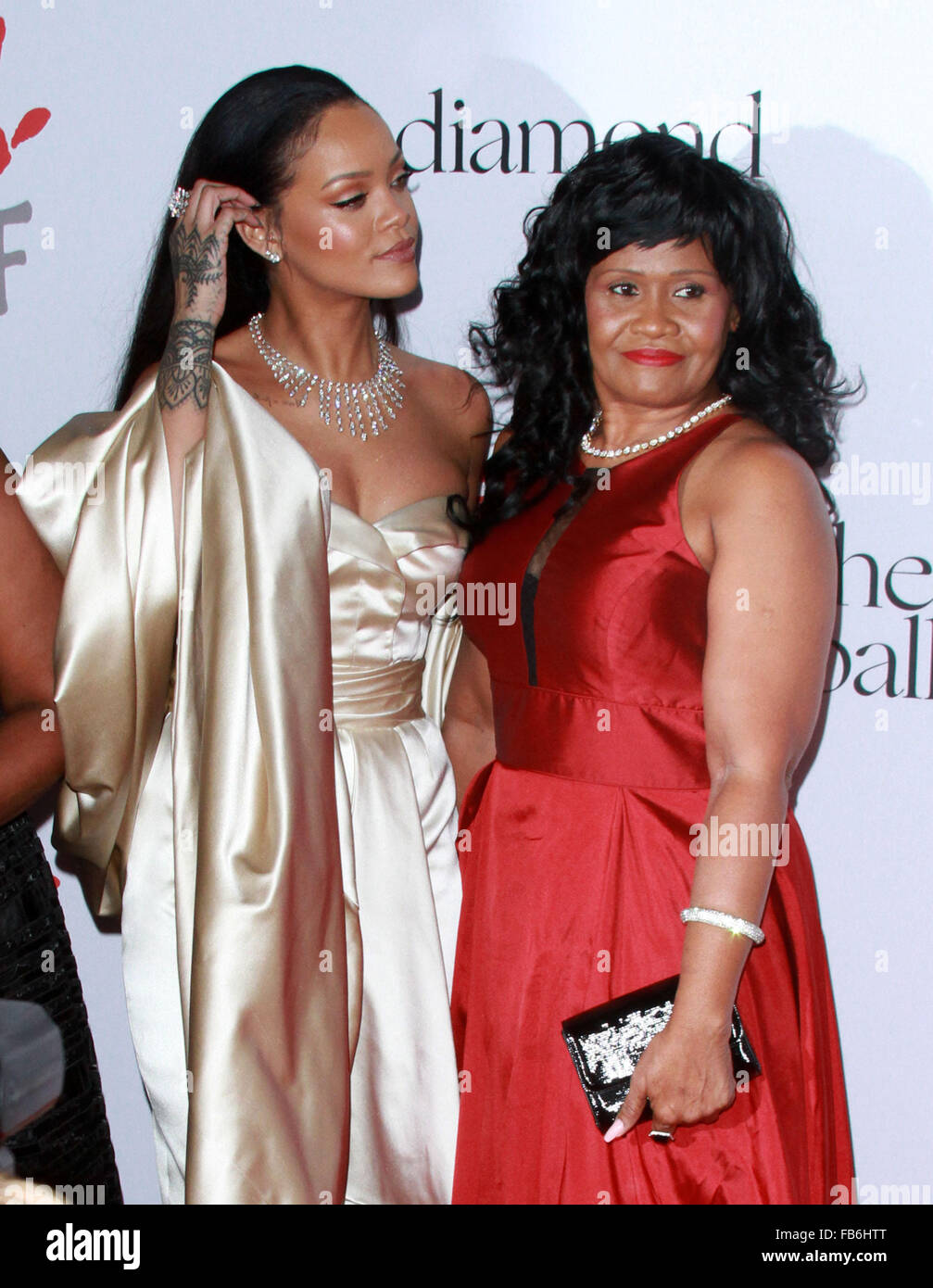 Rihanna And Mother Monica Braithwaite Stockfotos und -bilder Kaufen - Alamy