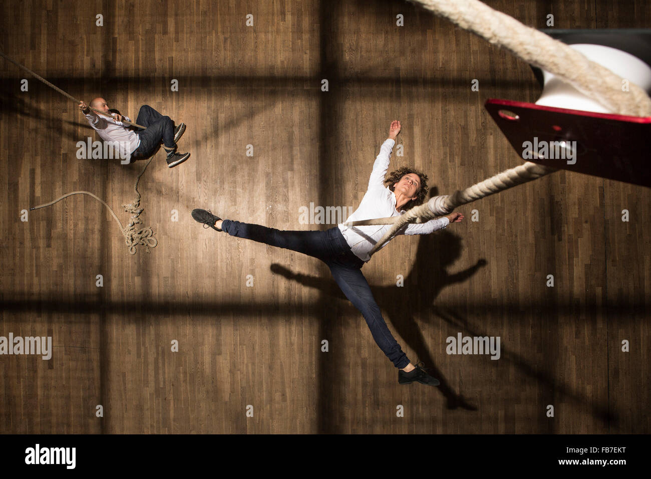 Frau gebunden -Fotos und -Bildmaterial in hoher Auflösung – Alamy