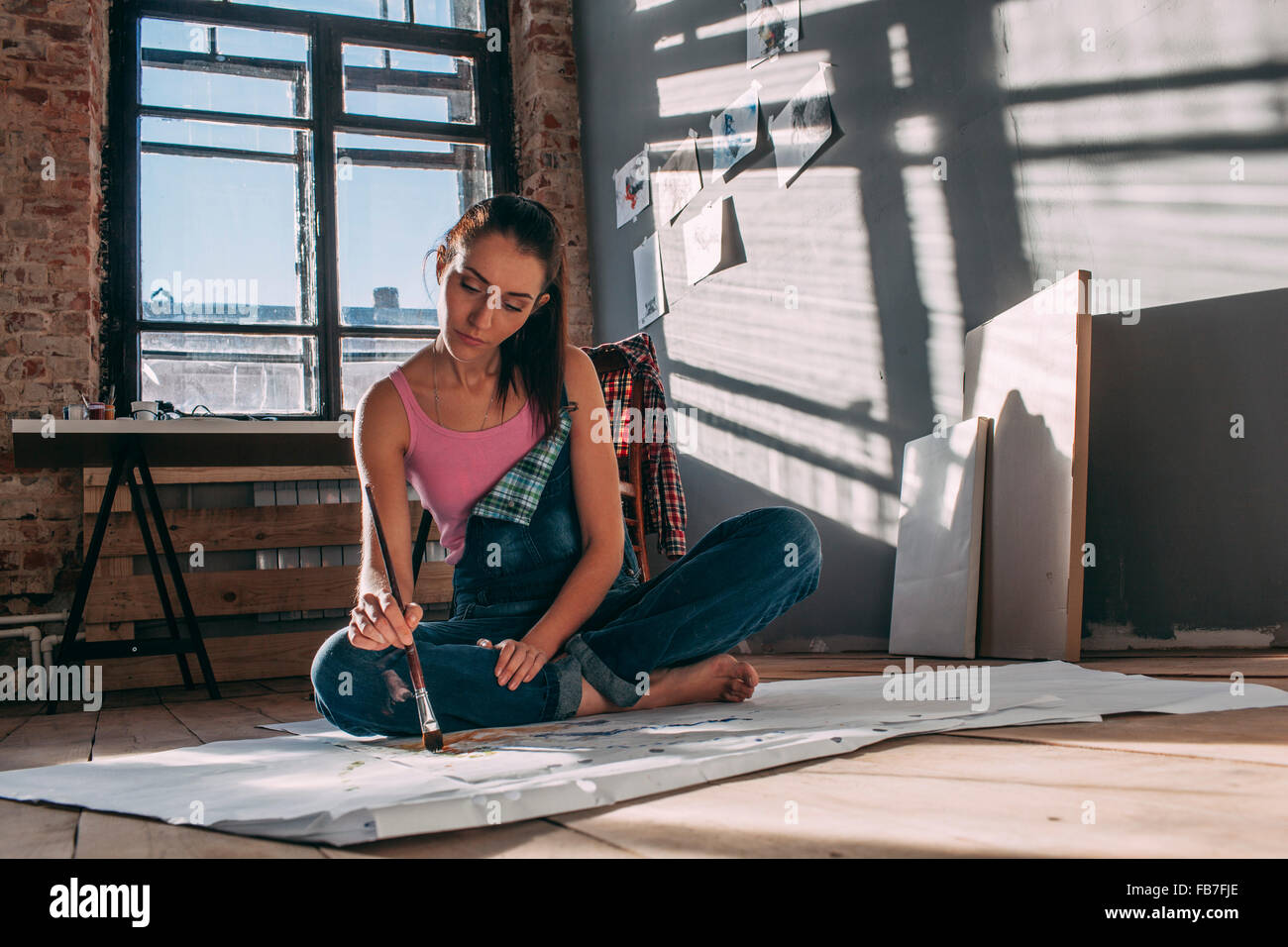Artist beim malen im atelier -Fotos und -Bildmaterial in hoher Auflösung – Alamy