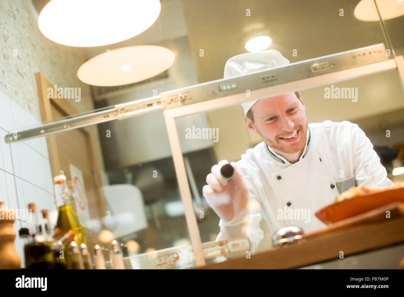 Koch im restaurant -Fotos und -Bildmaterial in hoher Auflösung – Alamy