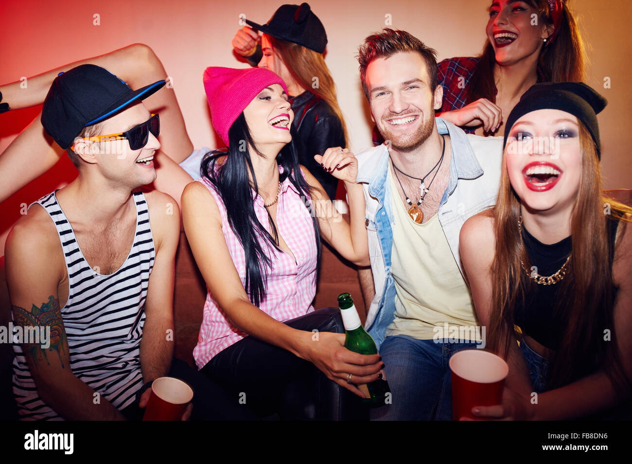 Menschen an der bar -Fotos und -Bildmaterial in hoher Auflösung – Alamy