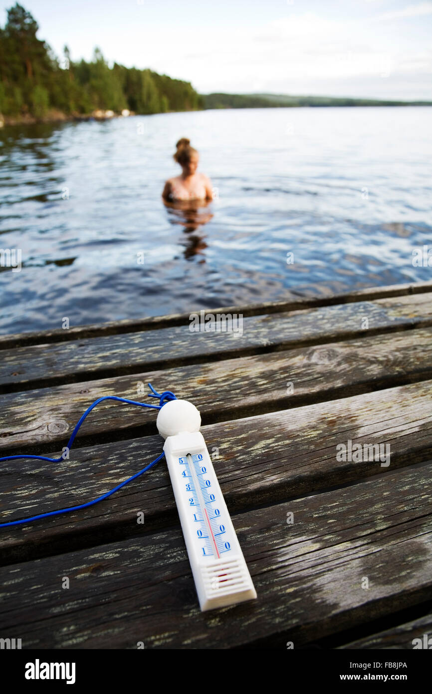 Schweden, Dalarna, Teenage Mädchen (16-17) Schwimmen im See ... Schweden, Dalarna, Teenage Mädchen (16-17) Schwimmen im See ...