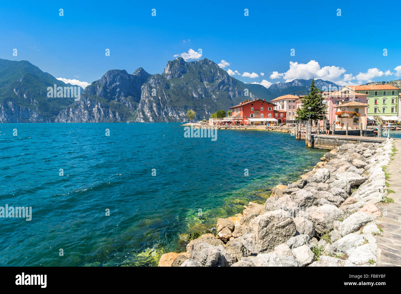 Gardasee-Promenade mit Touristen und Boote in Torbole, Italien ...
