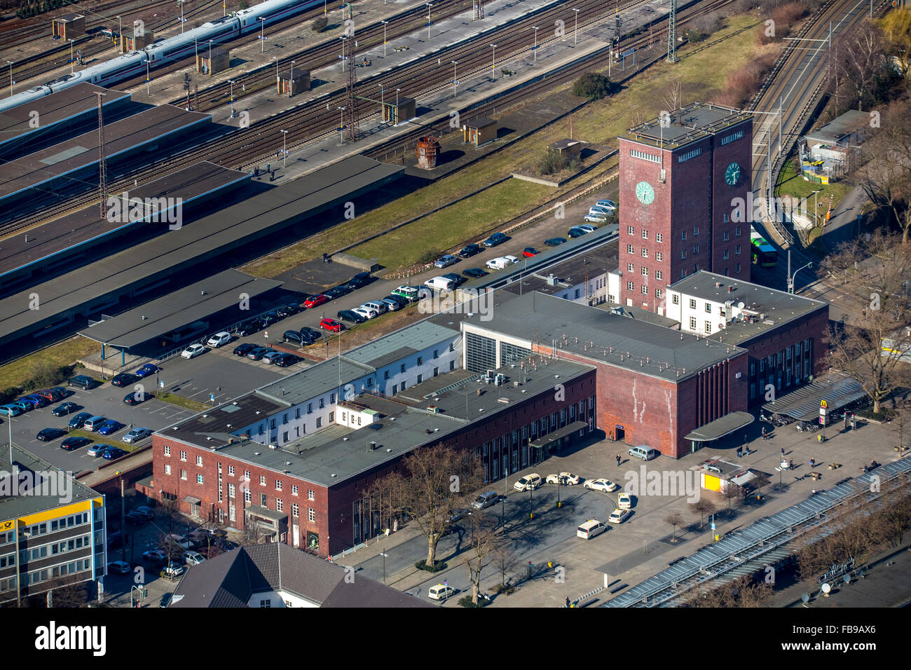 Luftaufnahme, Hauptbahnhof Oberhausen, erneuerte Gebäude ist eines der ...