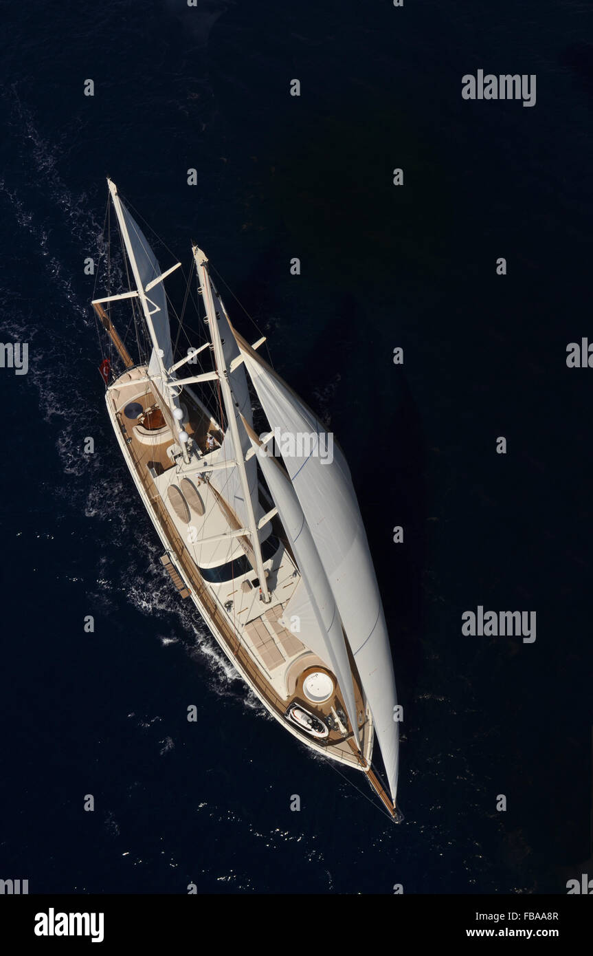 Luxus-Segelboot, das am mittelmeer segelt Stockfotografie - Alamy