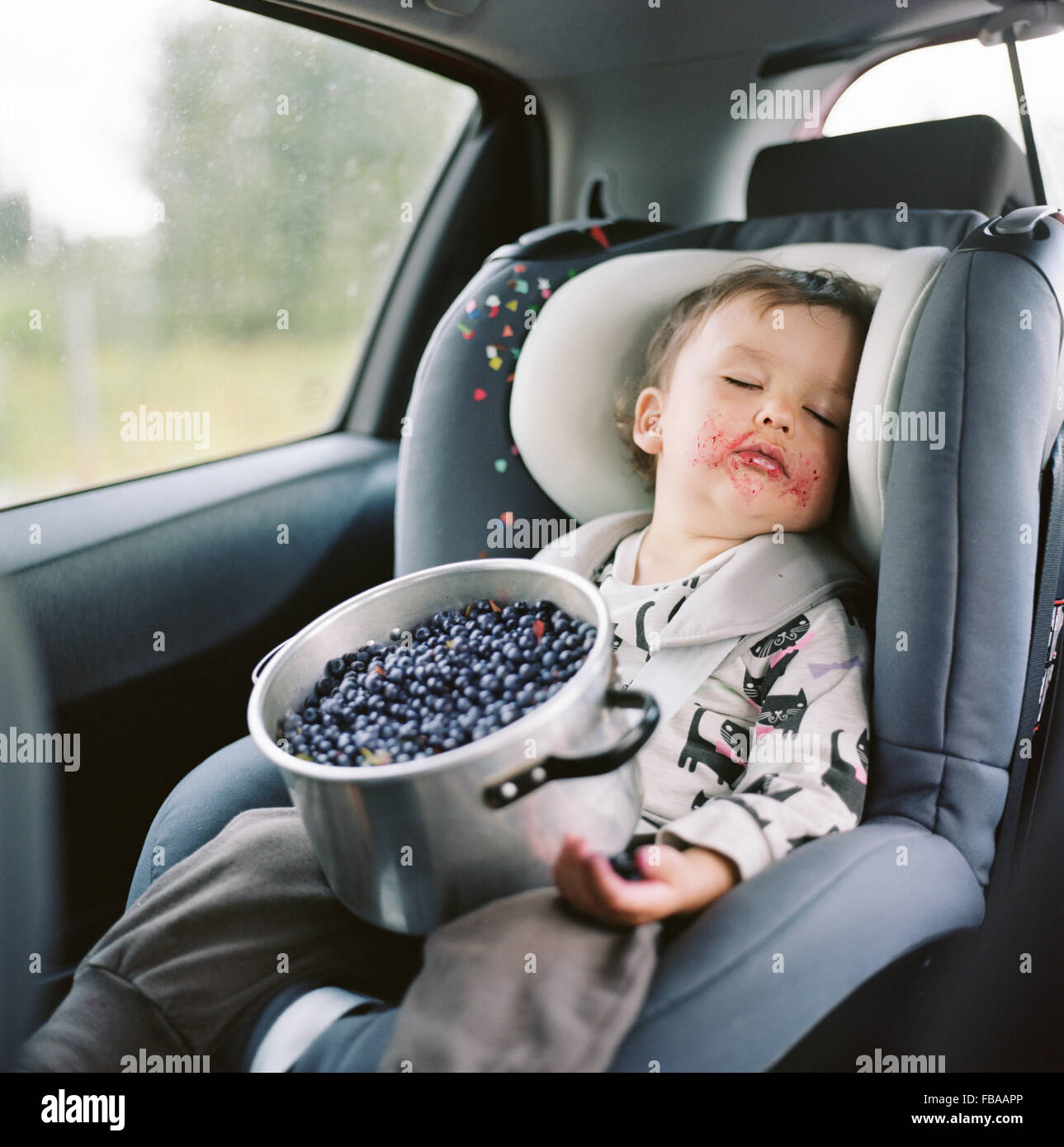 Schlafende kinder im auto -Fotos und -Bildmaterial in hoher Auflösung ...