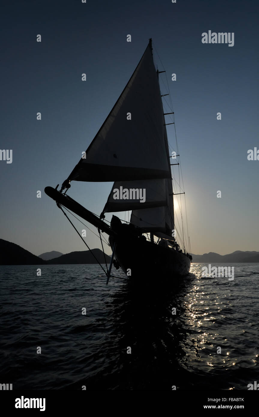 Luxus-Segelboot, das am mittelmeer segelt Stockfotografie - Alamy