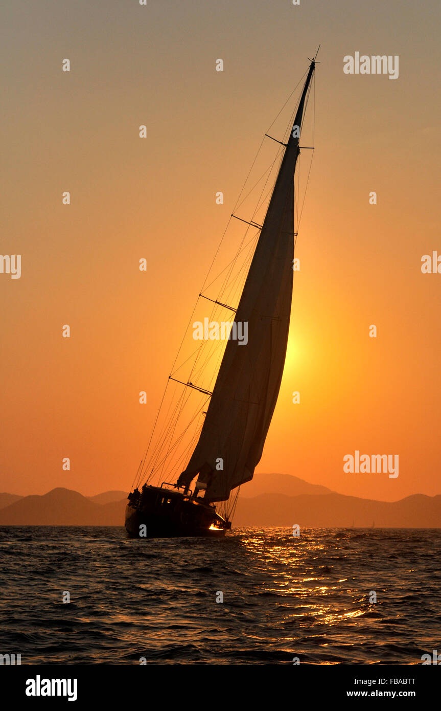 Luxus-Segelboot, das am mittelmeer segelt Stockfotografie - Alamy