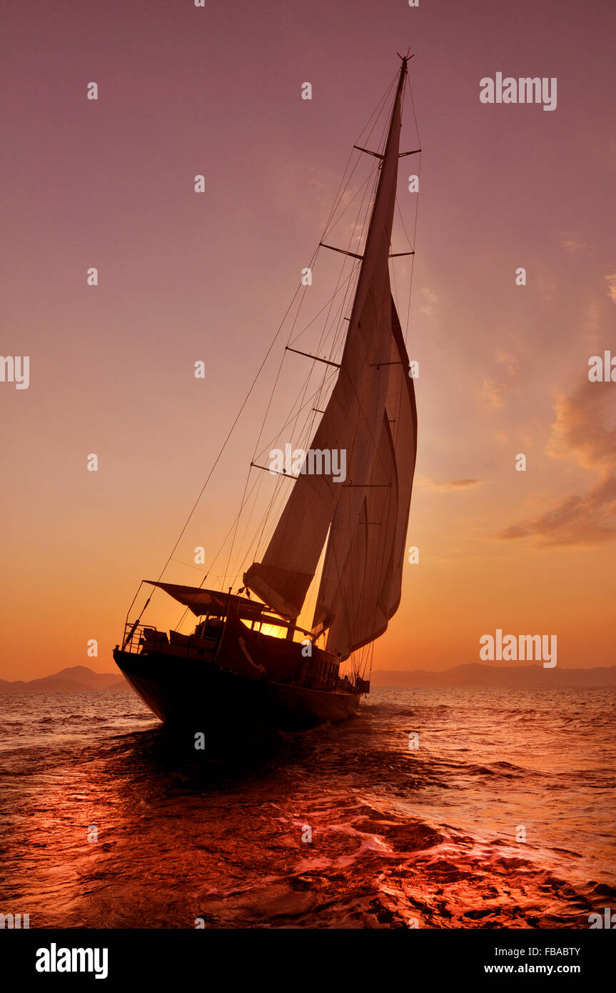 Luxus-Segelboot, das am mittelmeer segelt Stockfotografie - Alamy