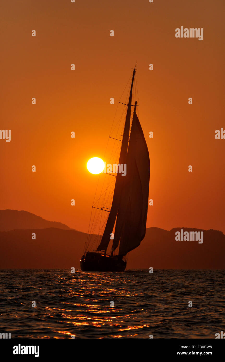 Luxus-Segelboot, das am mittelmeer segelt Stockfotografie - Alamy