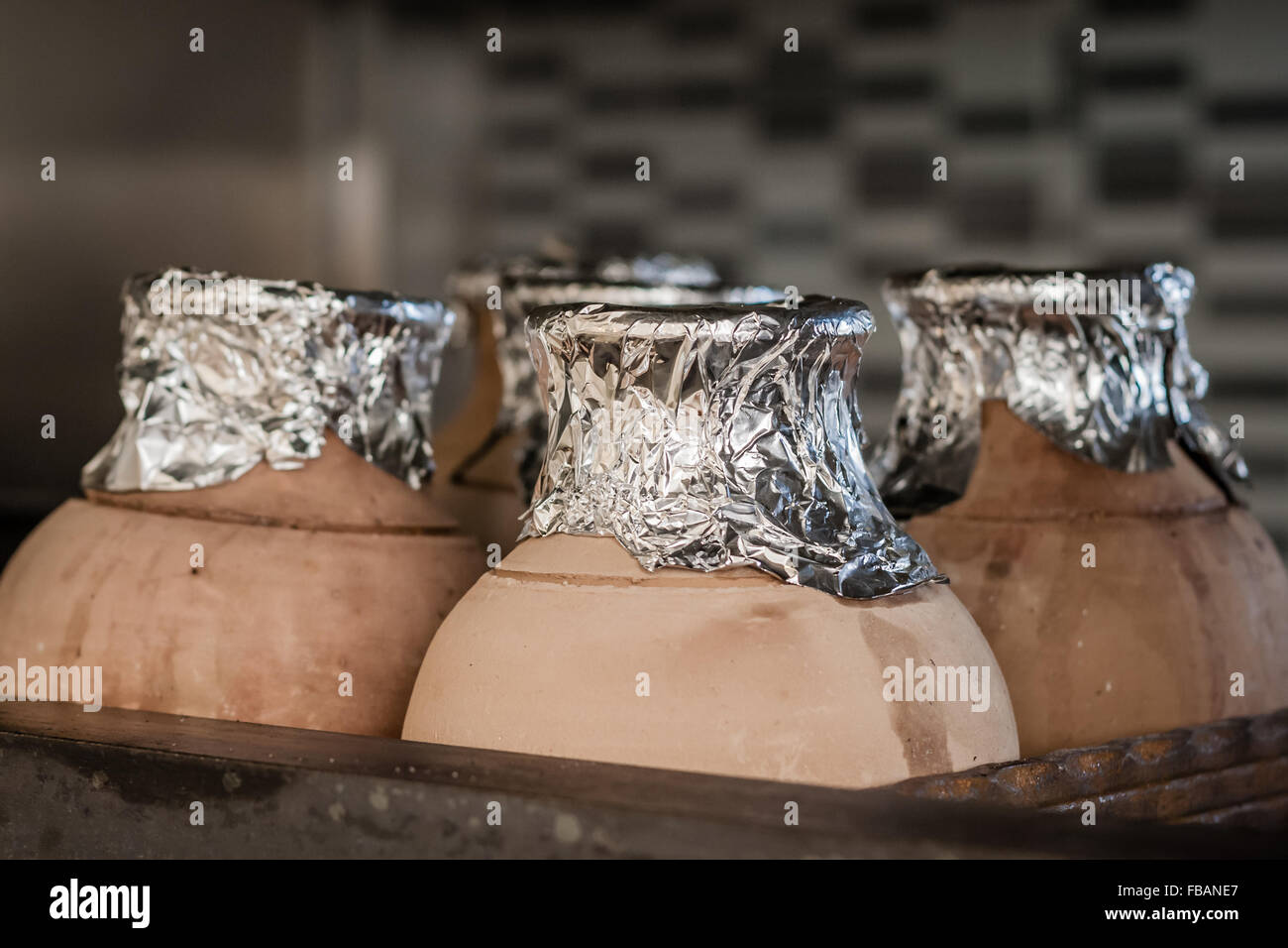 Traditionelle türkische Testi Kebab in Lehm Topf über Feuer gekocht ...