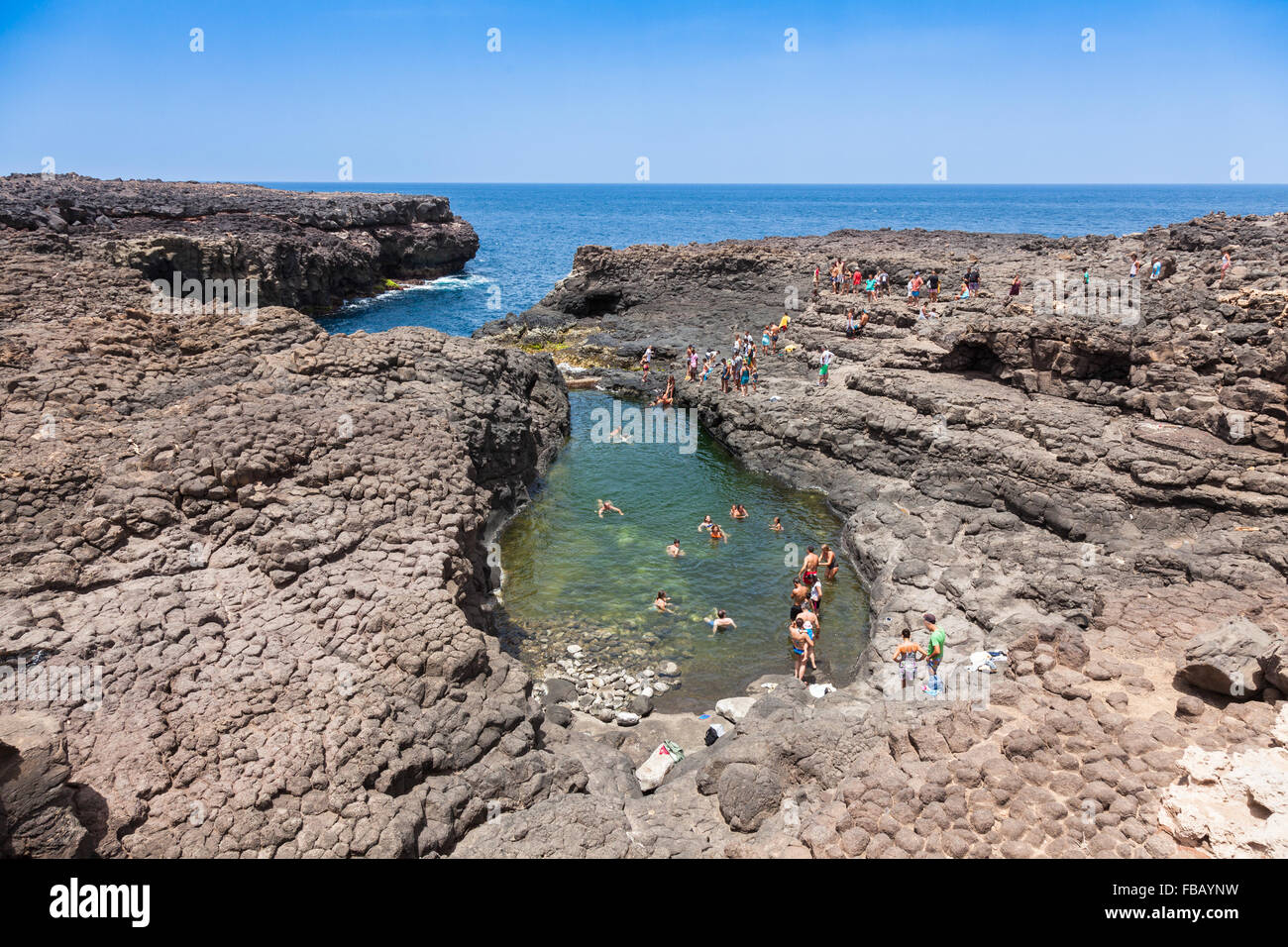 Touristischen Schwimmen im Naturpool Buracona in Sal Insel Kap Verde ...