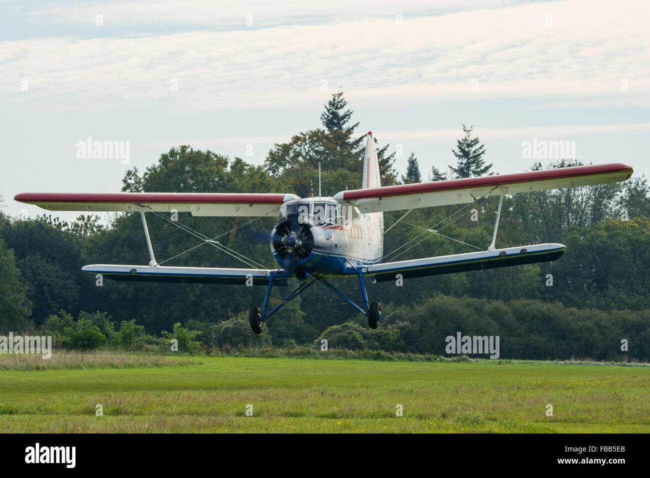 Antonov doppeldecker vorbeifliegen -Fotos und -Bildmaterial in hoher ...